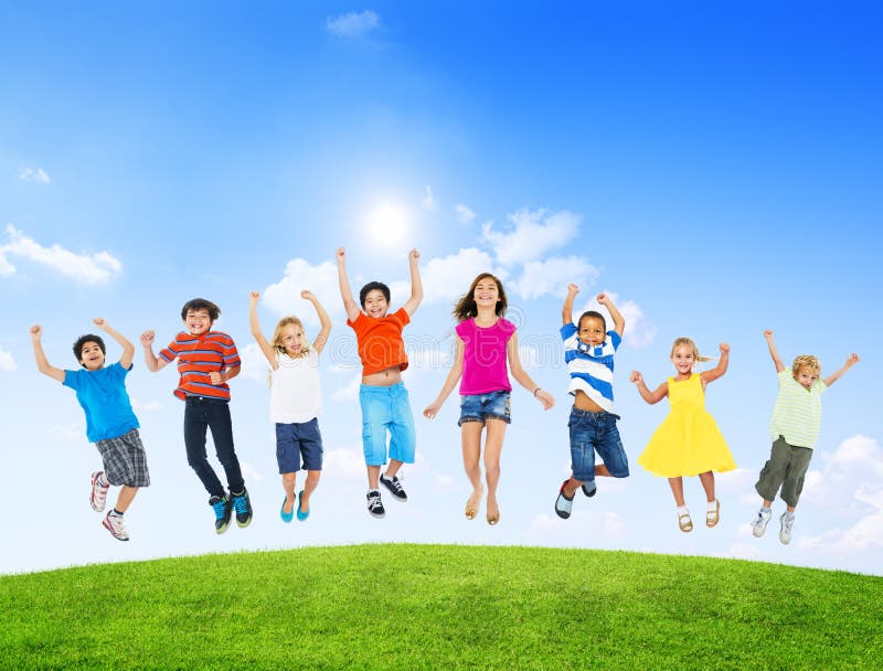 Gruppe Des Verschiedenem Multi--Ethinc Kinderspringens Stockfoto - Bild ...