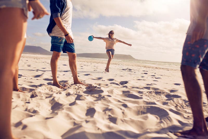 Gruppe Freunde Auf Strandferien Stockbild - Bild von nave, küstenlinie ...