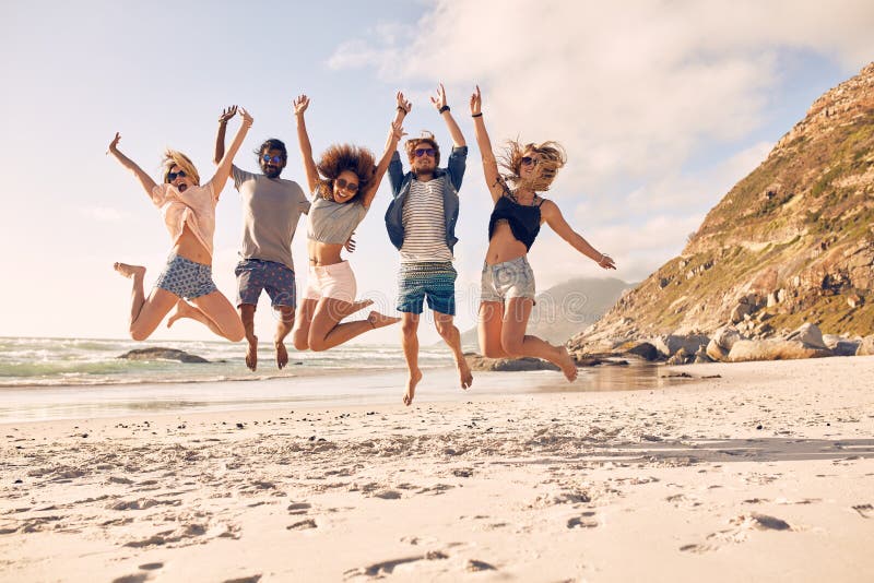 Gruppe Freunde Auf Strandferien Stockbild - Bild von sommer, gehen ...