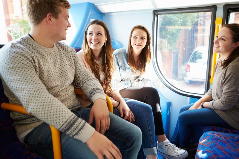 Gruppe Junge Leute Auf Busfahrt Zusammen Stockbild - Bild von lachen ...