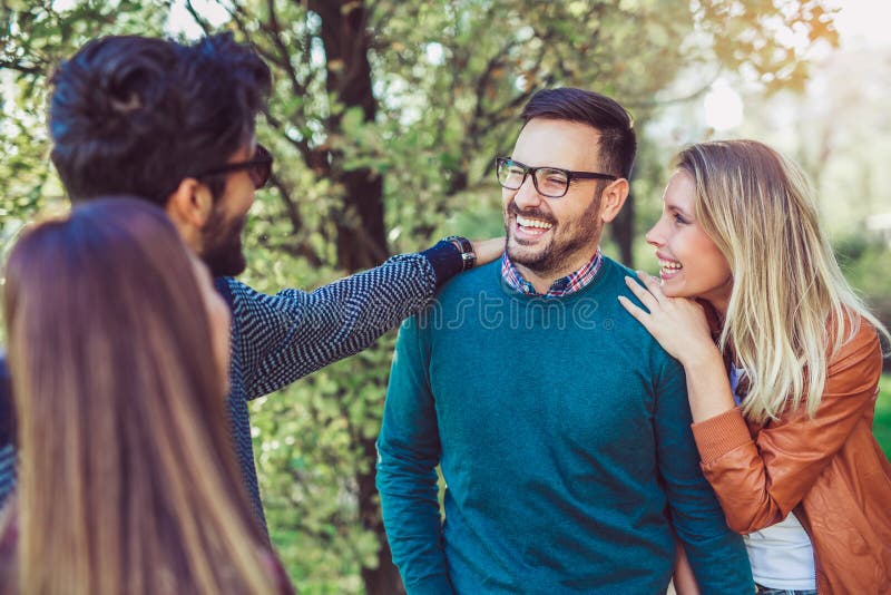 Gruppe Junge Leute, Die Durch Park Gehen Stockbild - Bild von paare ...