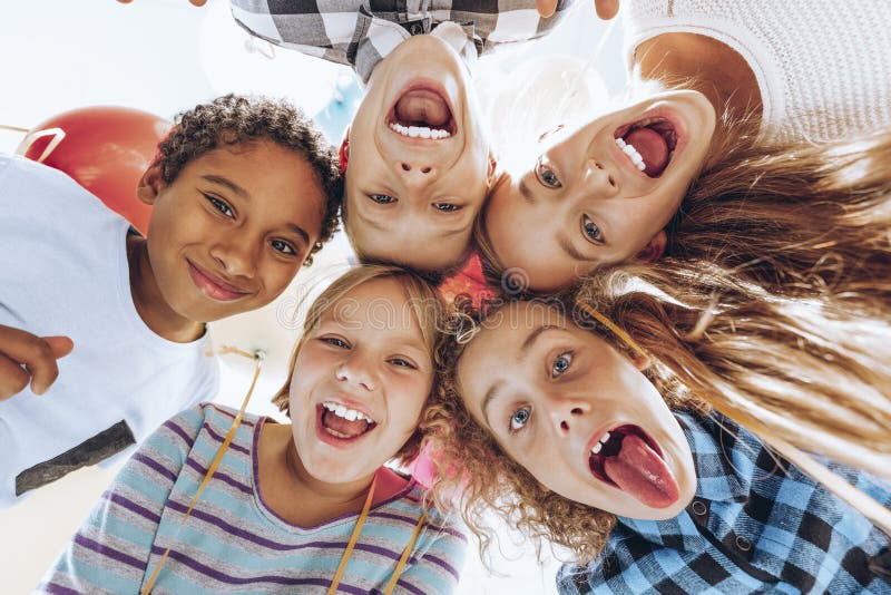 Gruppe Kinder stockbild. Bild von lachen, glücklich, unterhaltung ...