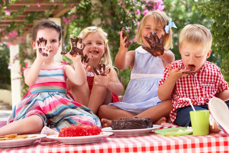Gruppe Kinder, Die Kuchen an Der Im Freientee-Party Essen Stockbild ... Gruppe Kinder, Die Kuchen an Der Im Freientee-Party Essen Stockbild ...