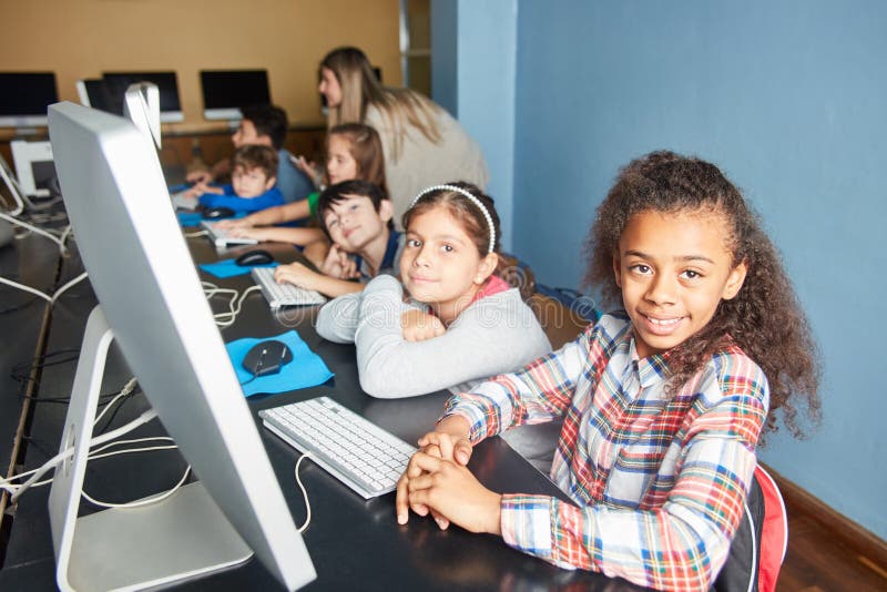 Kindergartenkinder Erlernen, Wie Man Computer Benutzt Stockfoto - Bild ...