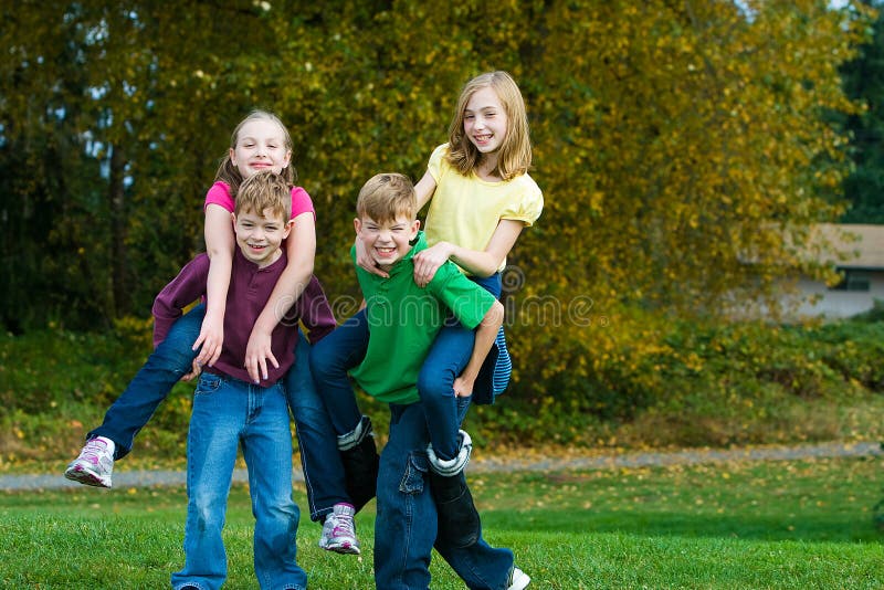 Gruppe Kinder, Die Spaß Haben Stockbild - Bild von farben, laufen: 22095573