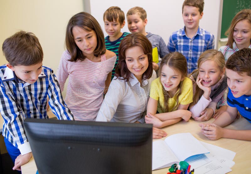 Gruppe Von Kindern Mit Lehrer Und Computer in Der Schule Stockbild ...