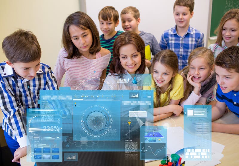 Gruppe Von Kindern Mit Lehrer Und Computer in Der Schule Stockfoto ...