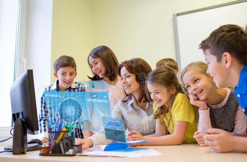 Gruppe Von Kindern Mit Lehrer Und Computer in Der Schule Stockfoto ...