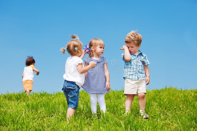 Kleinkinder, Die Mit Ballonen Spielen Stockbild - Bild von ballon ...