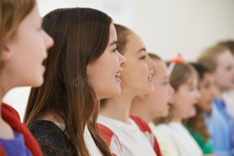 Gruppe Schulkinder, Die Zusammen Im Chor Singen Stockfoto - Bild von ...