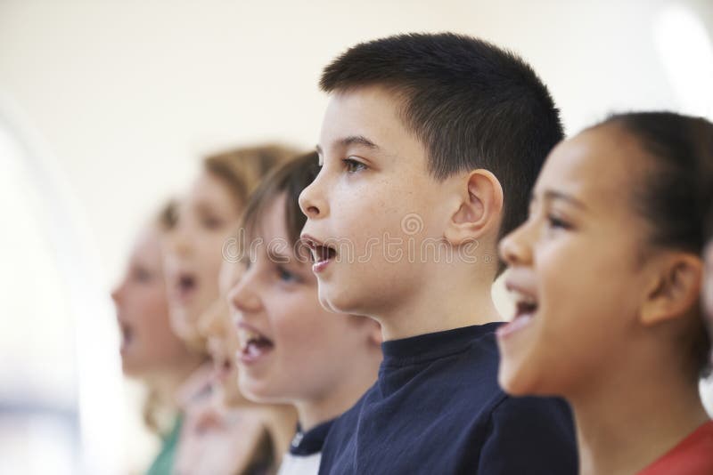 Gruppe Schulkinder, Die Zusammen Im Chor Singen Stockbild - Bild von ...
