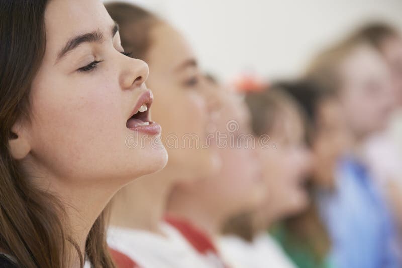 Gruppe Schulkinder, Die Zusammen Im Chor Singen Stockbild - Bild von ...