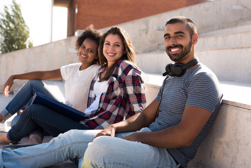 Gruppe Studenten im Campus stockbild. Bild von männer - 59136881