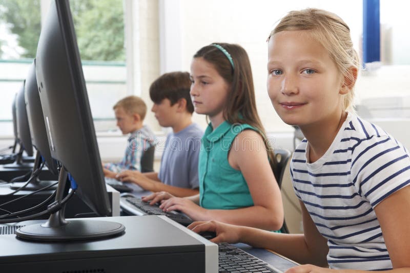 Gruppe Volksschule-Kinder in Der Computer-Klasse Stockfoto - Bild von ...