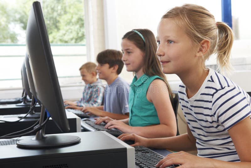 Gruppe Volksschule-Kinder in Der Computer-Klasse Stockbild - Bild von ...