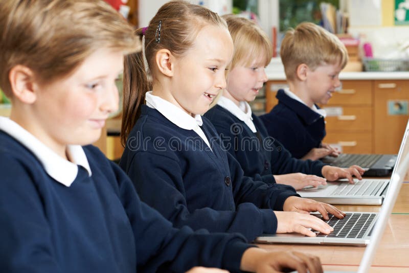 Gruppe Volksschule-Kinder in Der Computer-Klasse Stockbild - Bild von ...