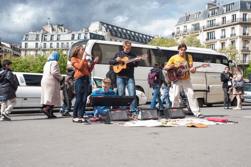 Gruppe Von Musiker Vier in Paris Redaktionelles Bild - Bild von ...
