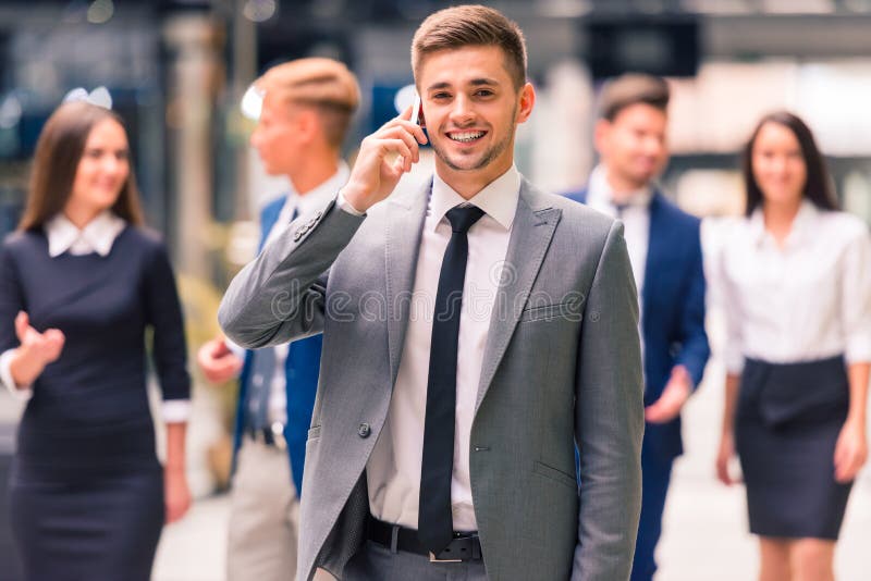 Gruppe von Personen stockfoto. Bild von überzeugt, gebäude - 60890080