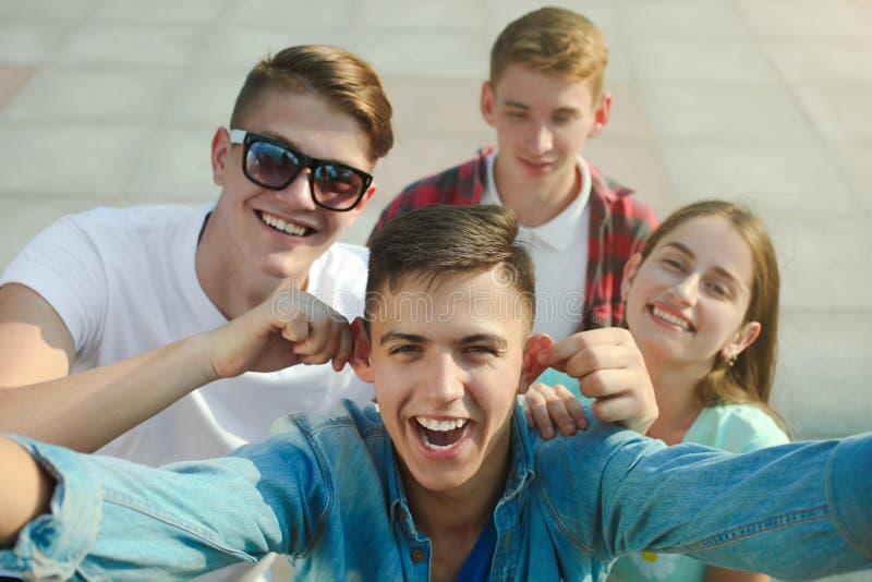 Gruppo Di Adolescenti Felici Fotografia Stock - Immagine di felice ...