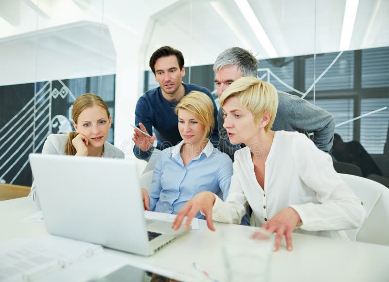 Gruppo Di Affari in Ufficio Con Il Computer Portatile Immagine Stock ...