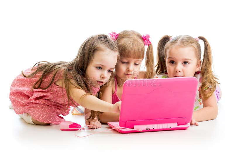 Gruppo Di Amici Dei Bambini Al Computer Portatile Immagine Stock ...