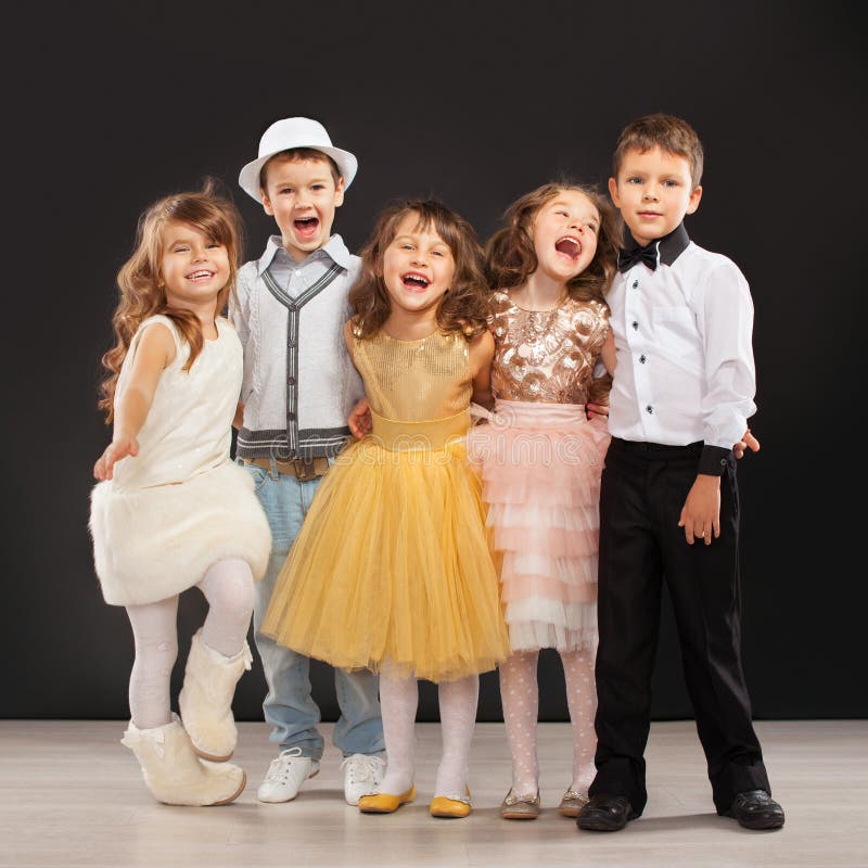 Gruppo Di Bambini Alla Moda in Vestiti Celebratori Fotografia Stock ...