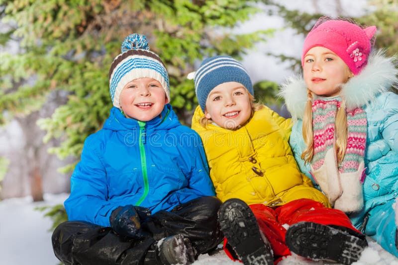 Gruppo Di Bambini Insieme Nella Neve Immagine Stock - Immagine di mano ...