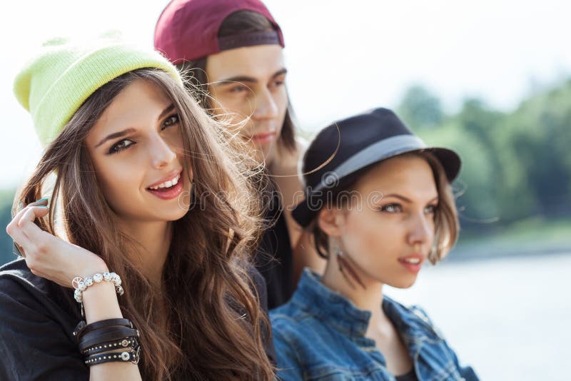 Gruppo di giovani immagine stock. Immagine di ragazzo - 31401727