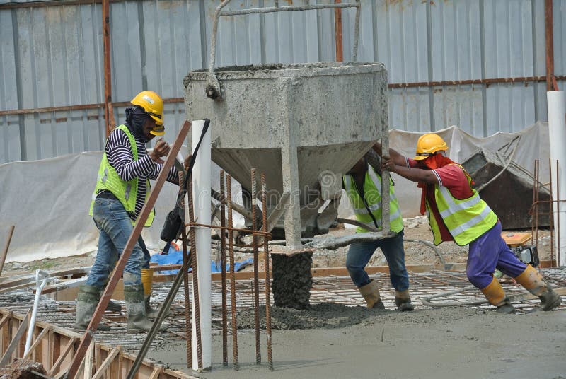 I Muratori Hanno Fabbricato Il Lavoro Della Forma Del Legname Al ...