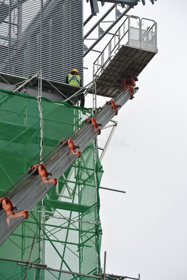 La Gru Mobile Ha Usato a Sollevare Il Materiale Pesante Al Cantiere ...