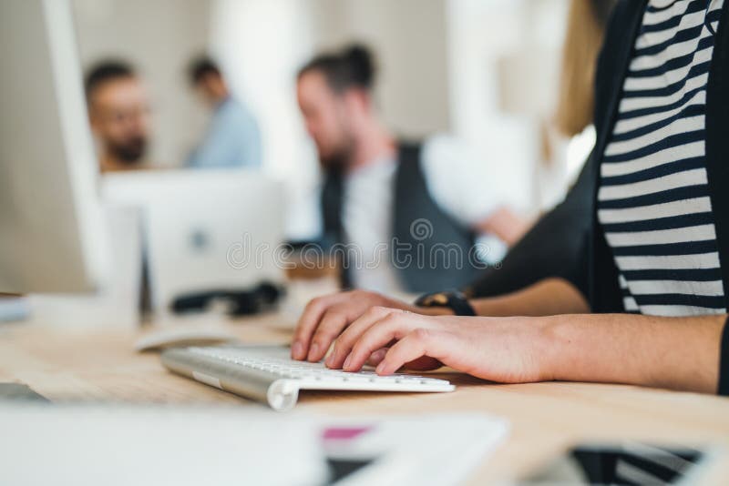 Gruppo Di Persone Di Affari Con Funzionamento Del Computer Insieme in ...