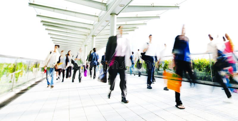 Peson Che Cammina In Percorso Della Foresta Scura Fotografia Stock ...