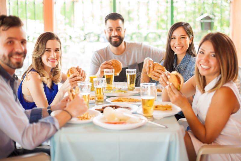 Gruppo Di Persone Che Mangiano Gli Hamburger Fotografia Stock ...