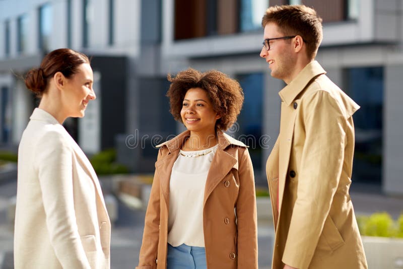 Gruppo Di Persone Che Parlano Sulla Via Della Città Fotografia Stock ...