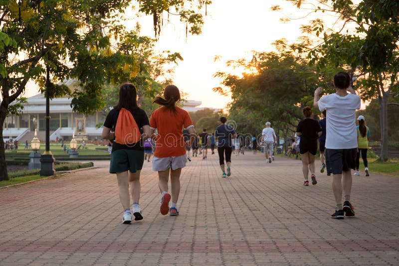 Persone Che Si Allenano Lungo Il Sentiero Della Natura Nel Parco ...