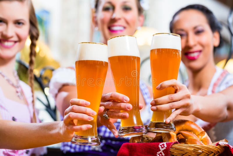Gruppo Di Persone Con La Birra Del Grano in Pub Bavarese Fotografia ... Gruppo Di Persone Con La Birra Del Grano in Pub Bavarese Fotografia ...