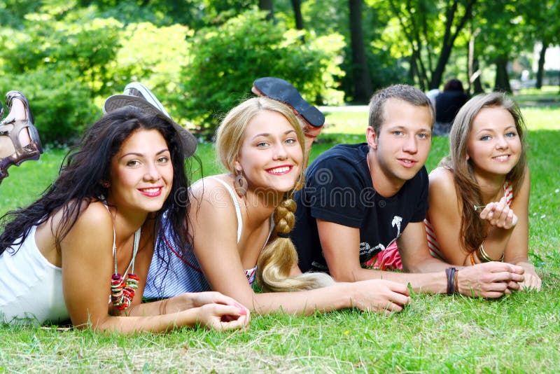 Gruppo Di Ragazzi E Di Ragazze Dell'adolescente Fotografia Stock ...