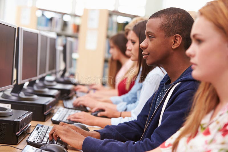 Gruppo Di Studenti Che Lavorano Ai Computer in Biblioteca Fotografia ...