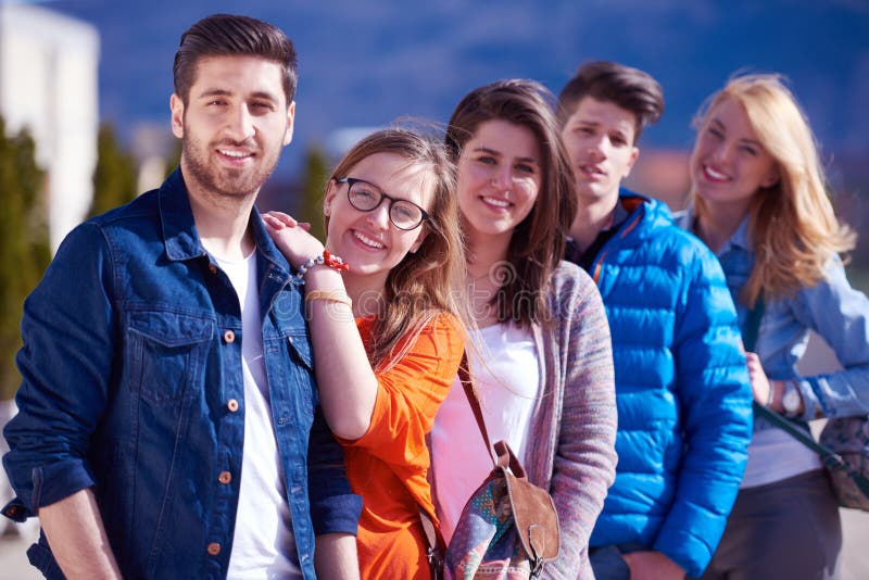 Gruppo di studenti felice immagine stock. Immagine di arabo - 60922815