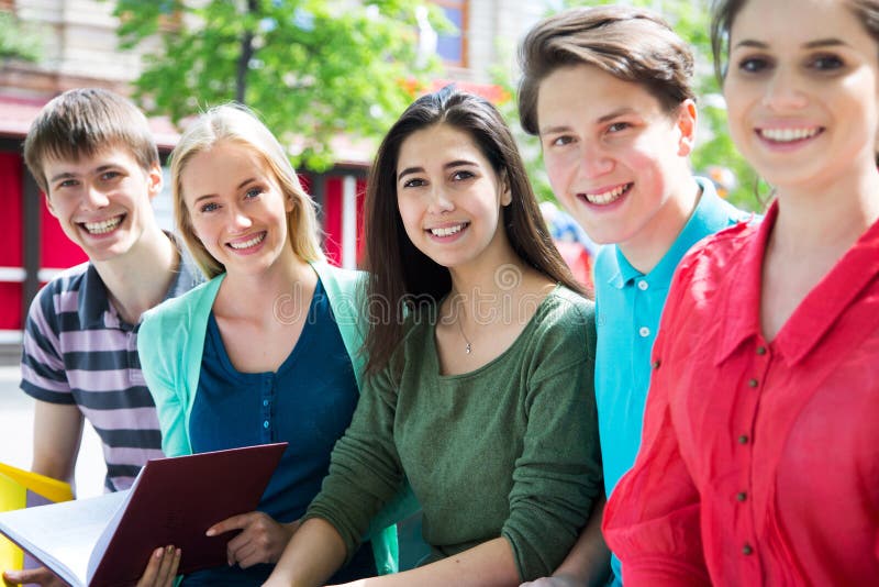 Gruppo Di Studio Degli Studenti Universitari Immagine Stock - Immagine ...