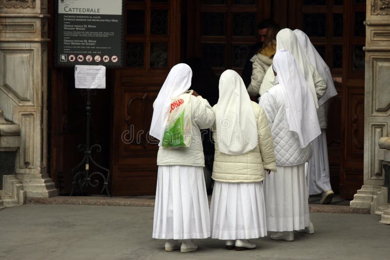 Suore Religiose Che Camminano Nella Via Di Quito Nell'Ecuador Immagine ...