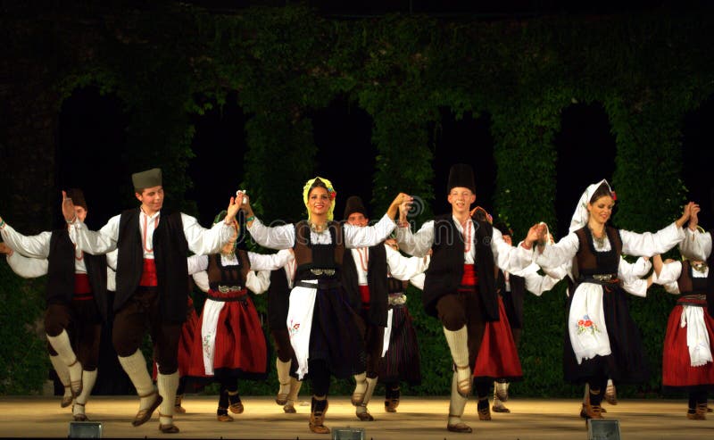 Gruppo serbo di ballo immagine stock editoriale. Immagine di femmina ...