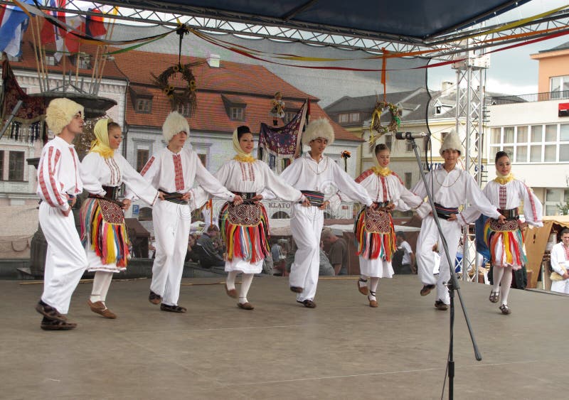 Gruppo Serbo Di Folclore Di Dancing Immagine Editoriale - Immagine di ...
