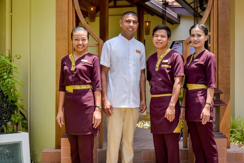 Gruppo Felice Dei Camerieri in Uniforme Davanti Al Ristorante Arabo ...