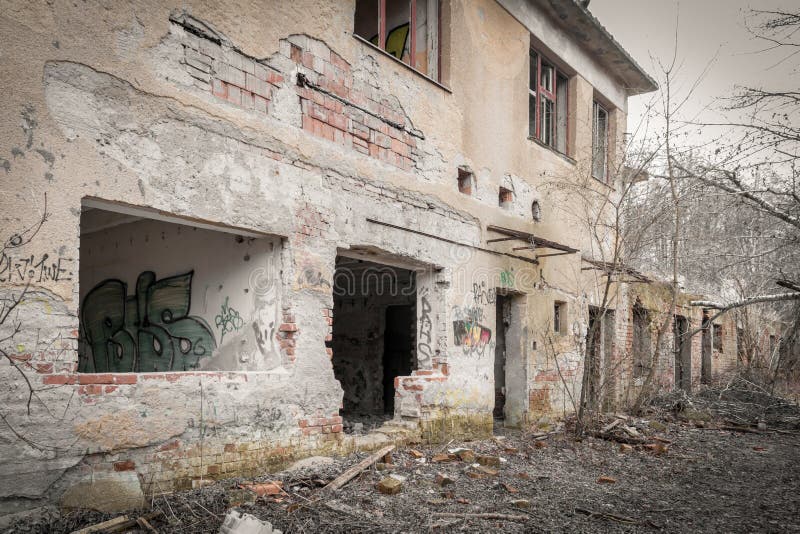 Gruseliges Haus stockfoto. Bild von haus, zerfall, unordentlich - 87465014