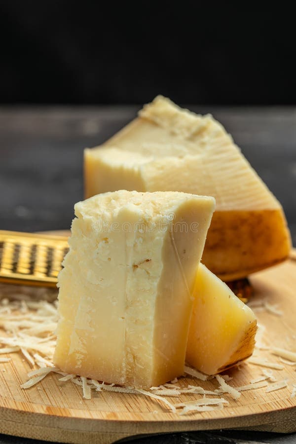 Gruyere Harde Gele Kaas. Een Traditionele Zwitserse Harde Gele Kaas ... Gruyere Harde Gele Kaas. Een Traditionele Zwitserse Harde Gele Kaas ...