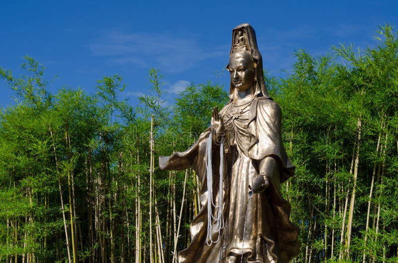 Guan Yin Statue No Jardim De Bambu Imagem de Stock - Imagem de ...
