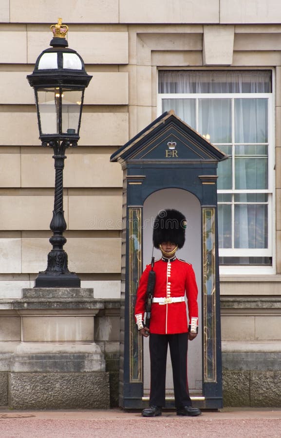 Guard on Sentry Duty Outside Buckingham Palace Editorial Photography ...