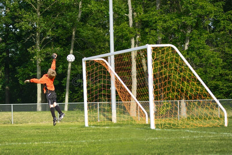 Guarda-redes De Salto Do Futebol Foto de Stock - Imagem de rede, luvas ...