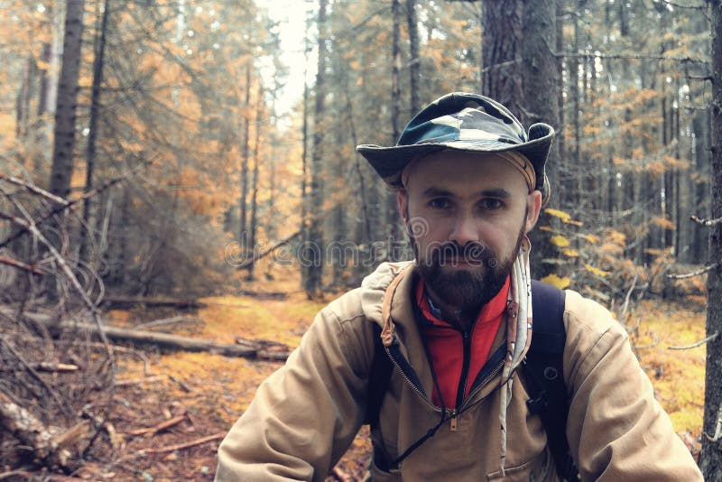 Guardabosques En El Bosque 4 Del Otoño Foto de archivo - Imagen de ...